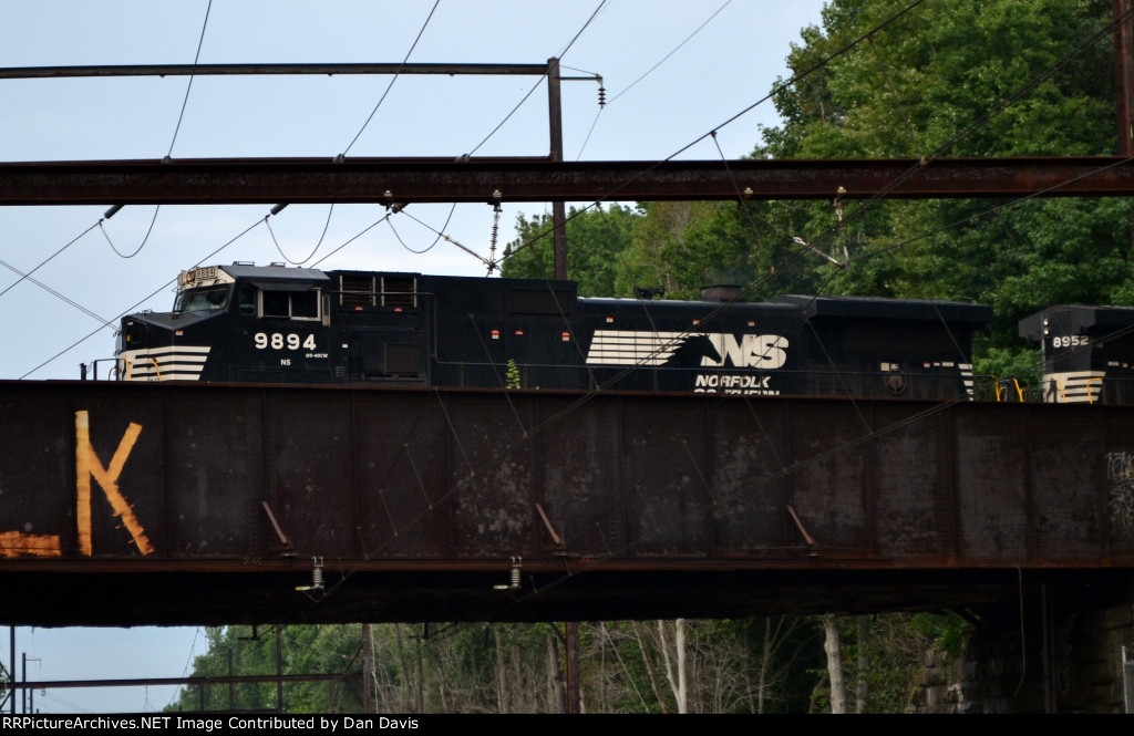 NS C40-9W 9894 leads 17G west